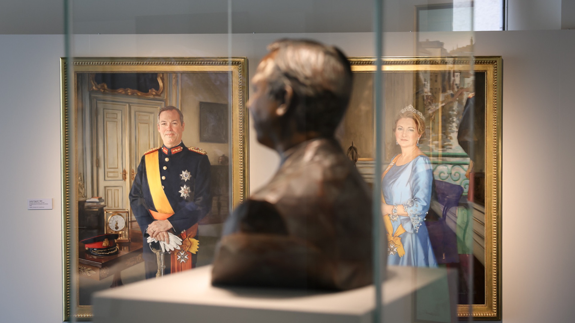 Busto oficial del nuevo Gran Duque de Luxemburgo realizado con el ...
